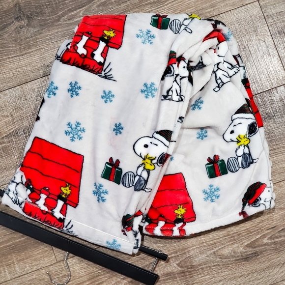 Berkshire | Bedding | Peanuts Snoopy Woodstock Holiday Throw | Poshmark